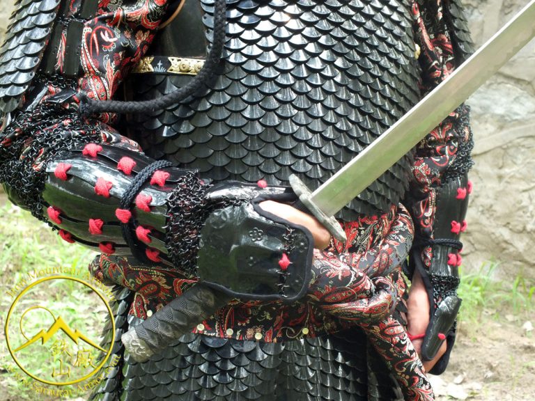 Dragon Scale Samurai Armor Yoroi - Geisha's Blade 芸者の刃